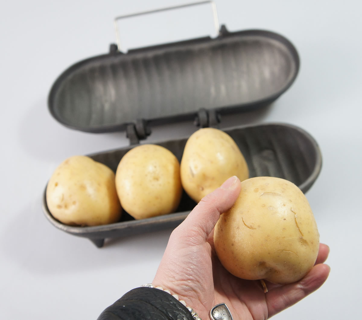 Large Size Cast Iron Baked Potato Cooker (Holds 3 > 4 Potatoes ...